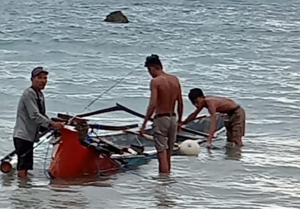 Perahu Terbalik, Dua Pemancing Selamat, Satu Hilang Terseret Arus - Samawa Rea