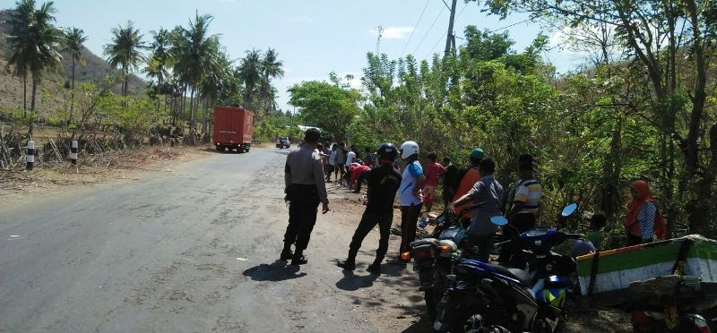 Mobil Box PT Pos Indonesia Terbalik di Peruak Kuken - Samawa Rea