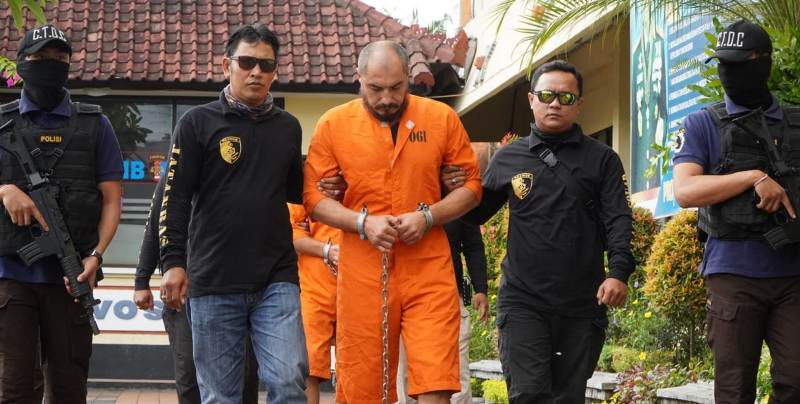 WNA Rusia Perampok Money Changer Digelandang ke Kejari Denpasar ...