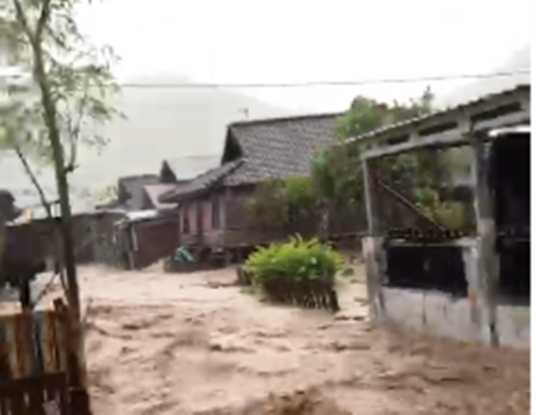Tiga Kecamatan di Sumbawa Diterjang Banjir, Sejumlah Rumah Hanyut - Samawa Rea