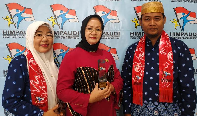Bunda PAUD Kabupaten Sumbawa Terima Himpaudi Award - Samawa Rea