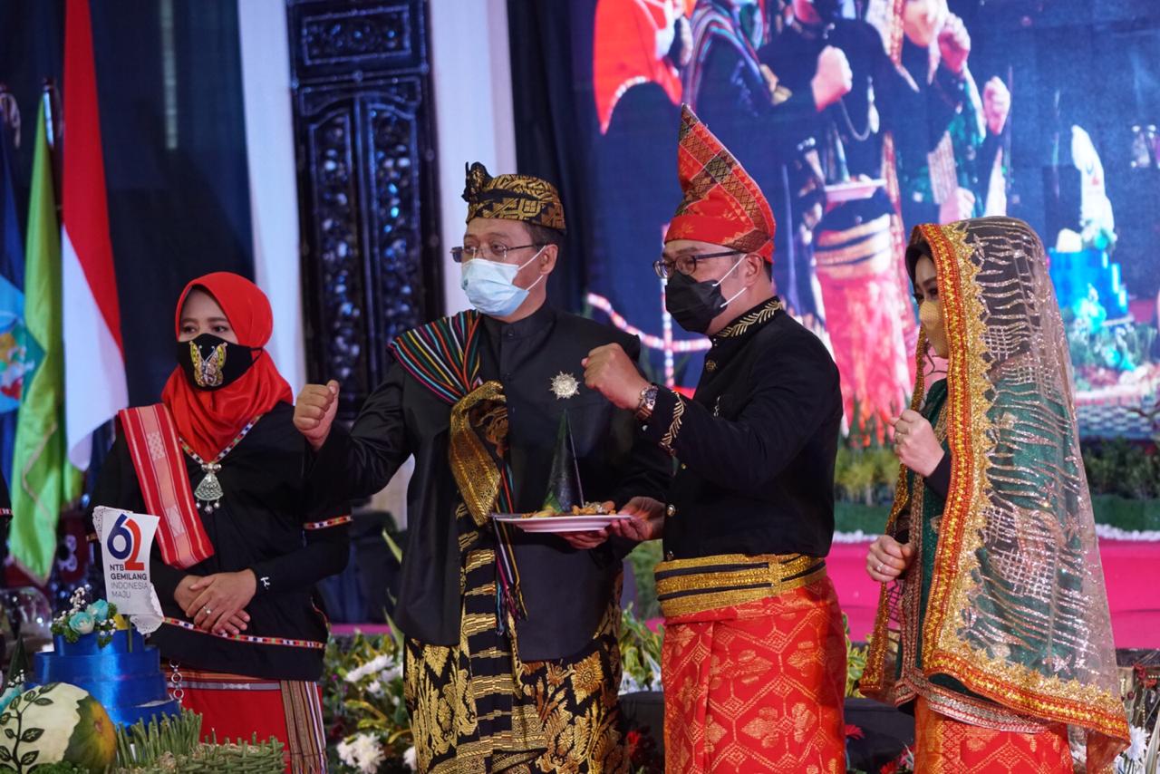 Gubernur NTB Pakai Adat Sasak, Gubernur Jabar Pakai Adat Sumbawa ...