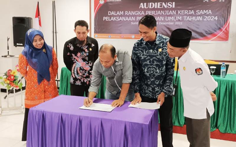 Sukseskan Pemilu, KPU dan PWI Sumbawa Tandatangani Perjanjian Kerjasama - Samawa Rea