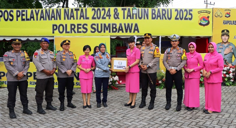 Beri Semangat Petugas Pospam Operasi Lilin, Kapolres dan Ketua Bhayangkari Bagi Bingkisan ...