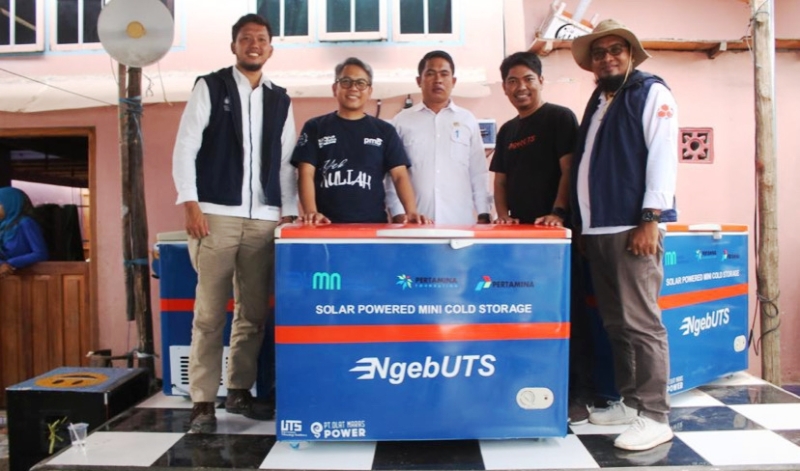 Bantu Nelayan Pulau Bungin, Olat Maras Power UTS Serahkan Mini Cold ...