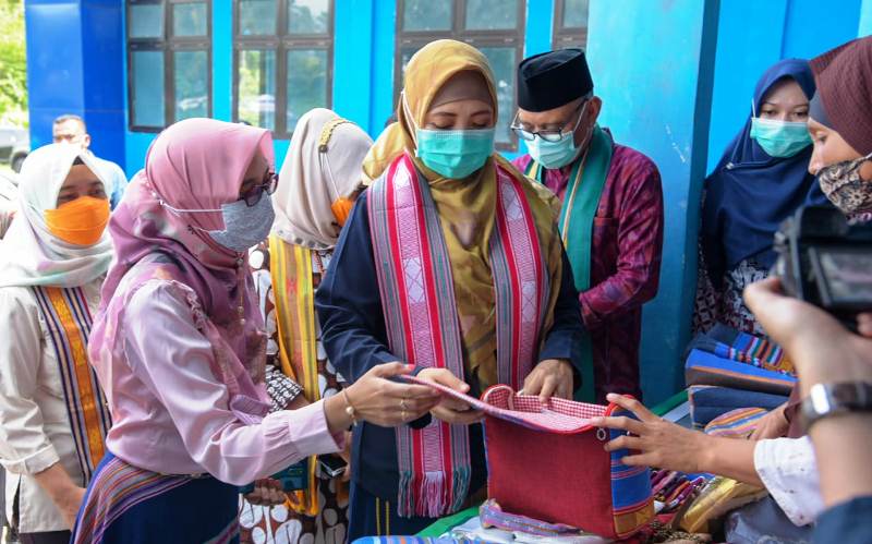 Umi Rohmi Dorong Produk Pringgasela Mendunia - Samawa Rea